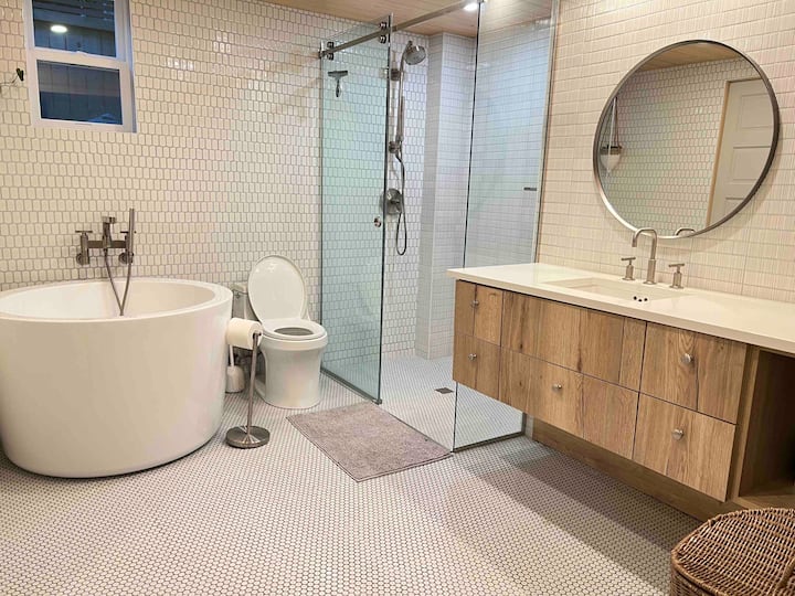 Newly Remodeled Guest Suite - Seattle, WA