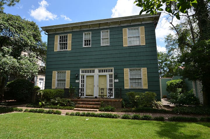 Trustees Treasure #2 *Parking* River St 1 Block! - Savannah, GA