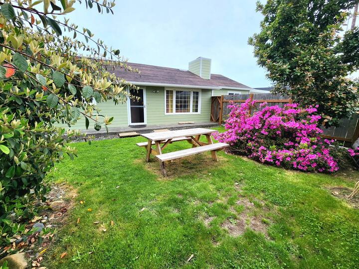 Downtown Getaway- Family Home, Centrally Located! - Brookings, OR