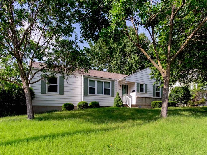 Updated & Spacious! Perfect For The Whole Family! - Overland Park, KS