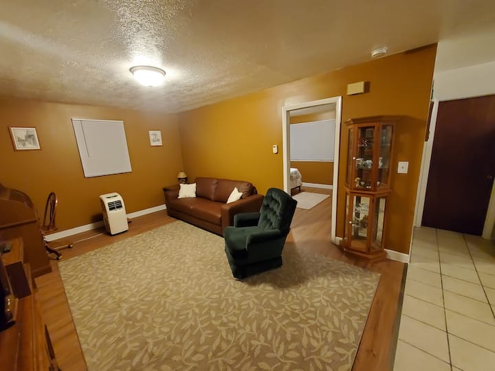 Adorable 1-bedroom Above Garage Guest House. - Casper, WY