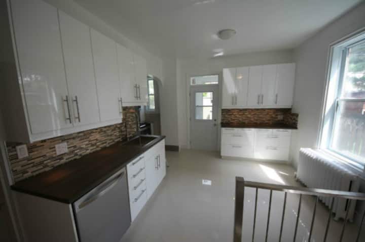 Room In Huge Duplex W/nice Backyard - Montreal