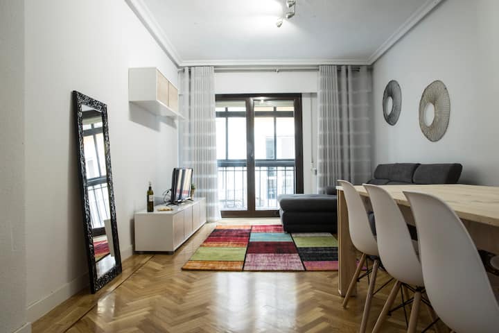 Madrid City Center W/garage: Big & Comfy, 2 Baths - Madrid
