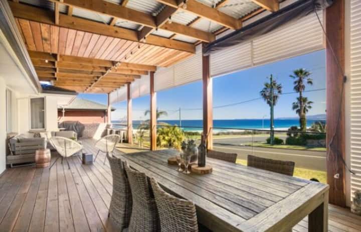 Beachfront Luxury Home - University of Wollongong, Wollongong campus