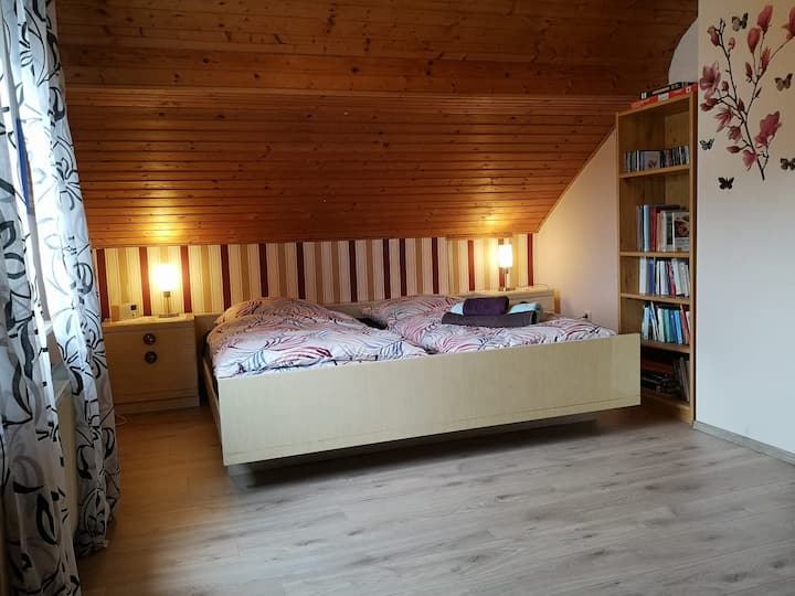 Schönes Zimmer Auf Seperater Etage In Ruhiger Lage - Giessen