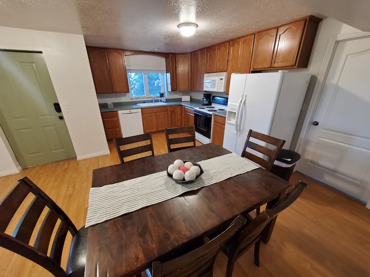 Massive 4 Bedroom/2 Bath In Provo Foothills, 65"tv - Springville, UT