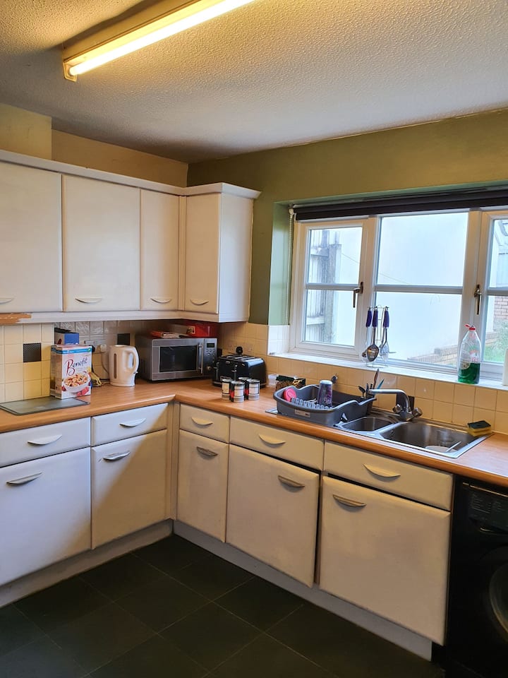 Large Room In Modern House Catdiff North - Cardiff