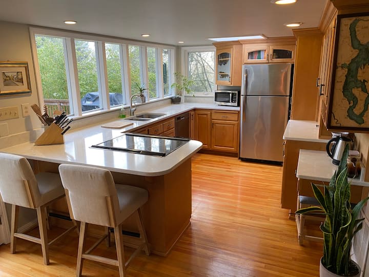 N. Seattle, Near Lake Wa, Trails, Uw, & Rail Stn. - Shoreline, WA