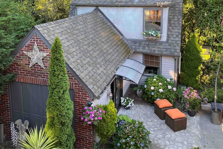 Central District Garden Cottage - Mercer Island, WA