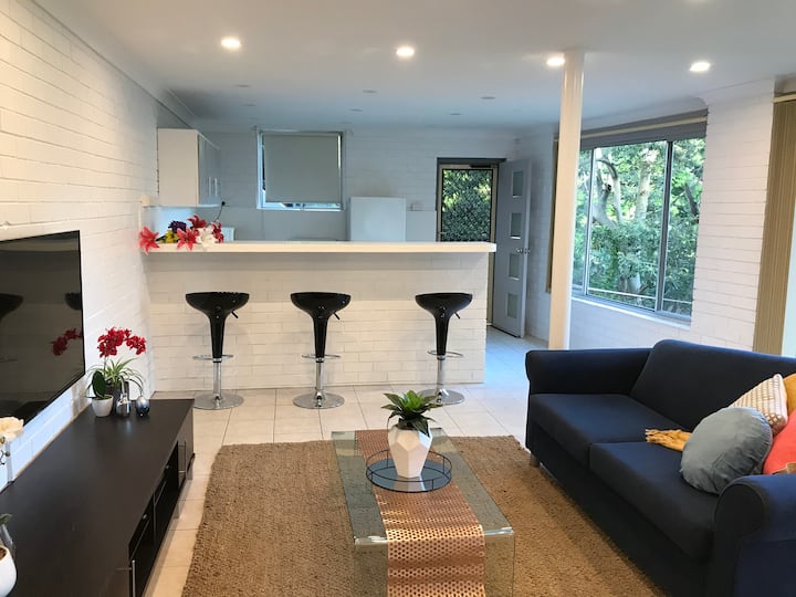 Beautiful Fully Furnished 1 Bedroom Unit, Views - Wollongong