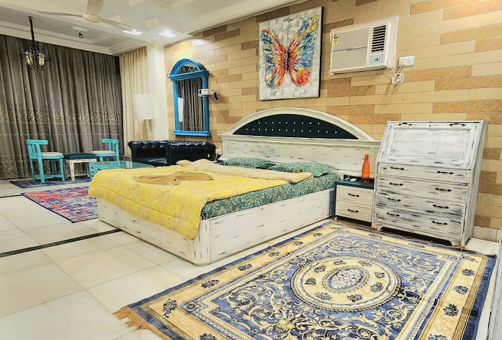 Butterfly 4 Room Apartment Khar - Mumbai (Bombay)