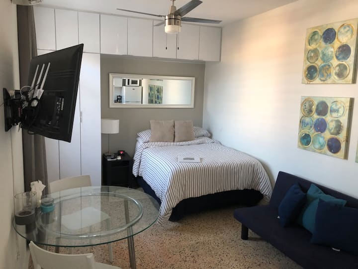 Near Beach Cozy Remodeled 2nd Floor Studio 2c - San Juan