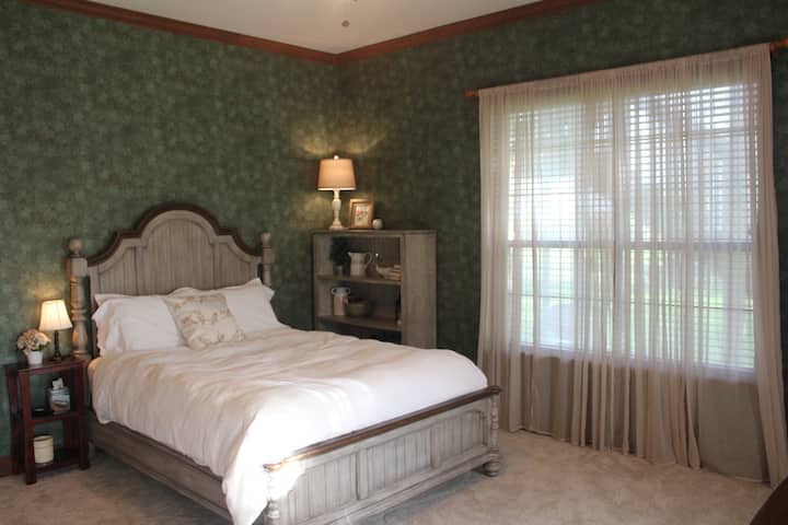 Peaceful Farm House, 160 Acres, Close To Shopping. - Grand Prairie, TX