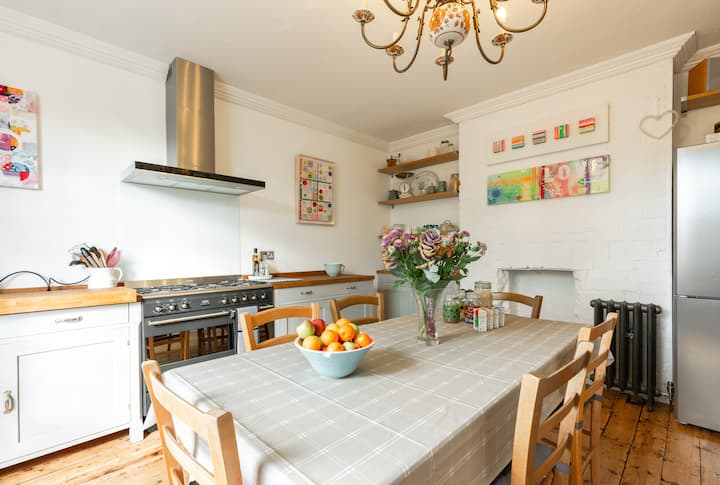 Victorian Surrey Apartment, 'The About Space' - Hampton