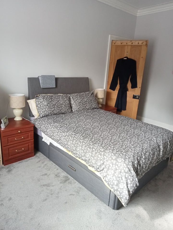 Spacious Room With Shared Bathroom - Bishop Auckland