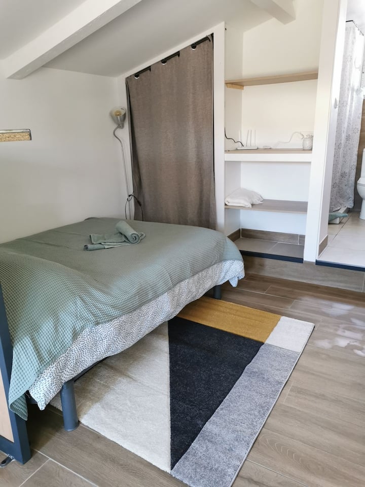 Suite Entièrement Meublée, Mitoyenne à Une Maison - Lambesc