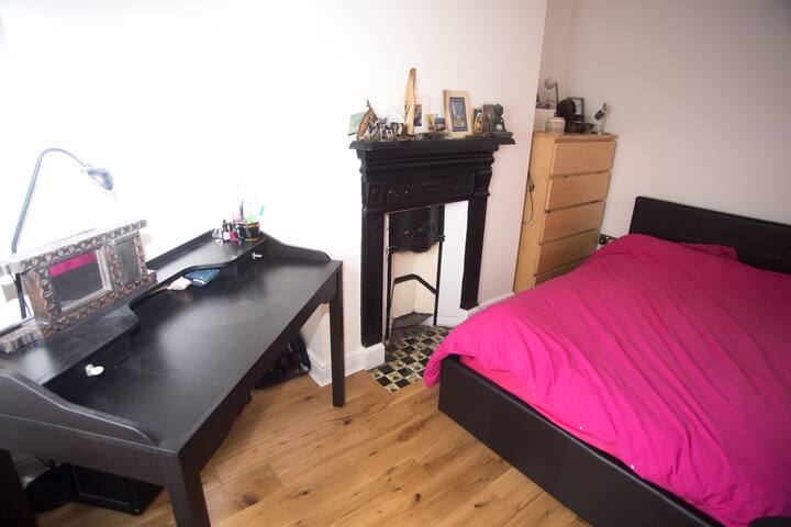 Double Tile Room With A Walnut Tree View - Woolwich
