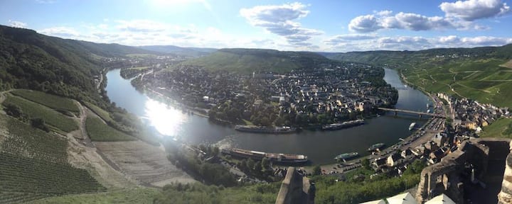 Im Herzen Von Kues Mit Blick Auf Die Burg - Traben-Trarbach