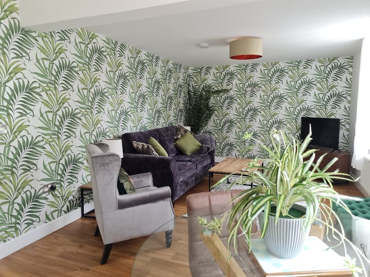 Spacious Living Space & Parking In Superb Location - Chester
