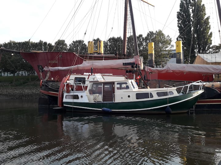 Johann – Uriges Motorboot Als Kleine Ferienwohnung - Bremen