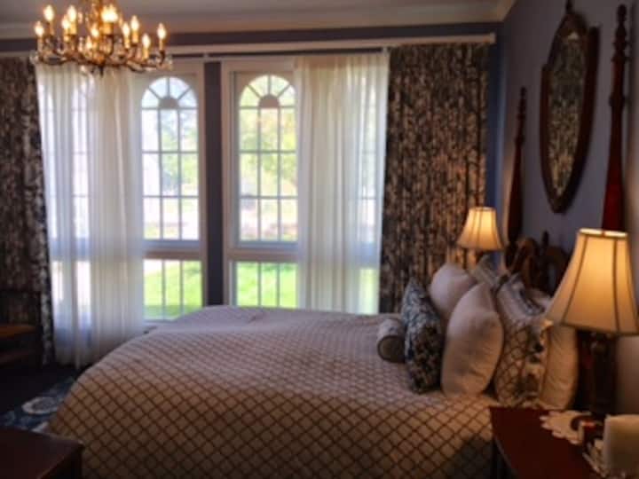 Wedgwood Queen Luxsuite @Yardley Inn & Spa - Sterling, UT