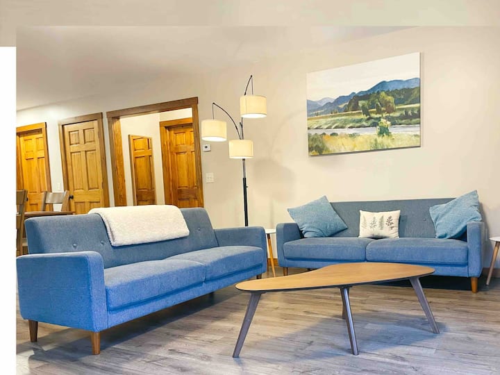 New Home & Hot Tub, Perfect Location! - Stowe, VT