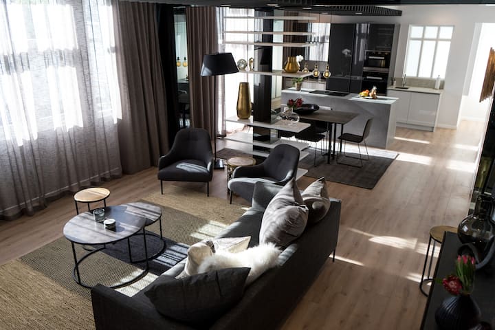 Stylish Convenience On The Atlantic Seaboard (2) - Camps Bay