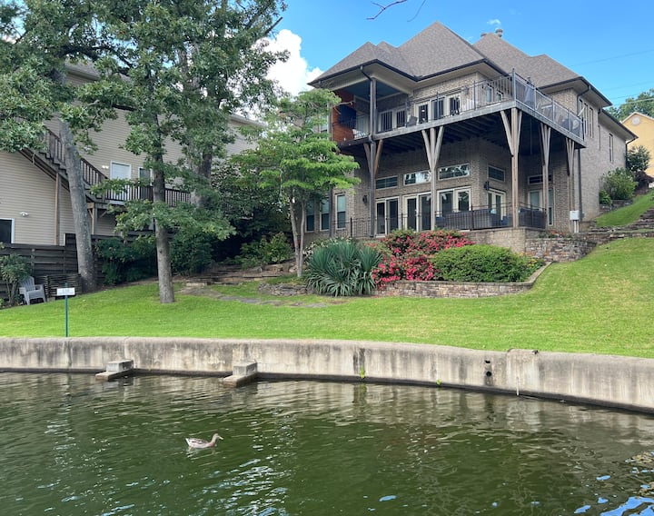 3 Miles From Oaklawn. 4 Bed, 4 Bath Lakefront Home - Hot Springs, AR