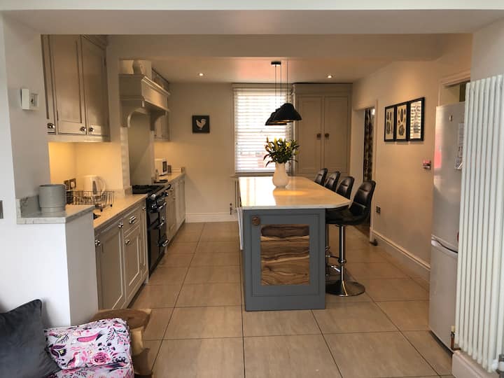 Charming 2-bed Townhouse With Parking, Near Centre - Shrewsbury