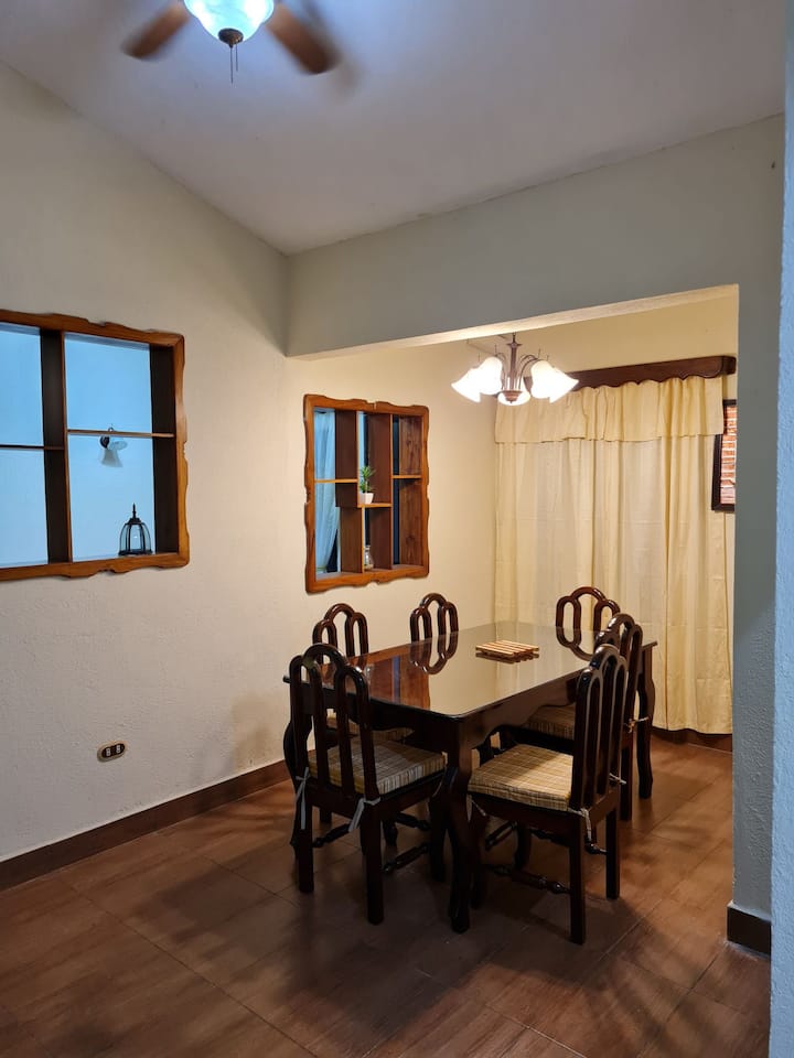 Casa En Residencial Privada, 3 Dormitorios Con A/c - Mazatenango