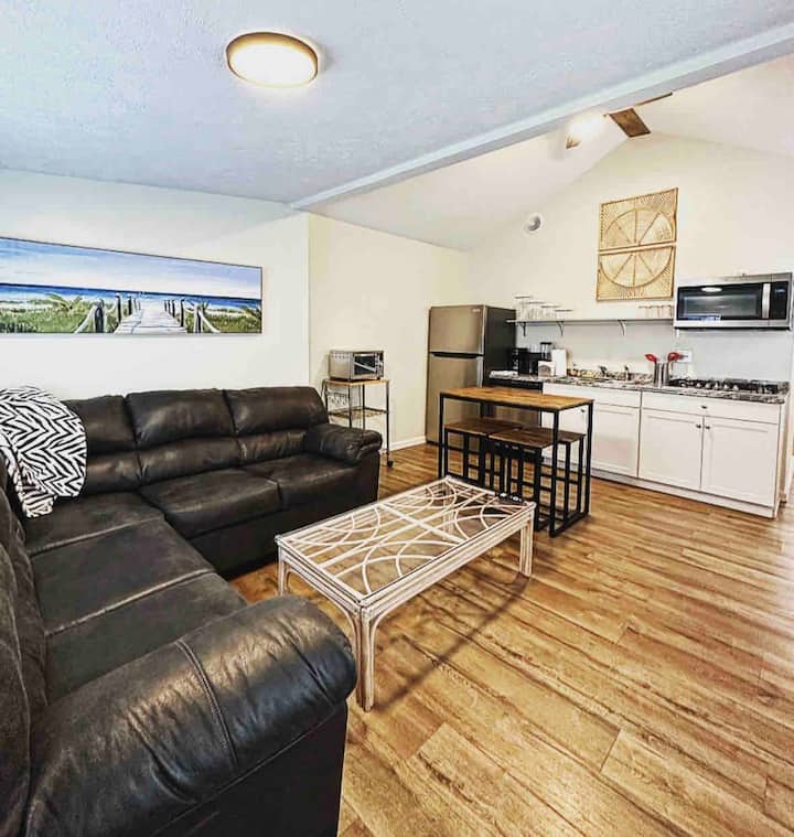 3 Bdrm Bungalow Sleeps 6 In The Heart Of Gotl - Geneva-on-the-Lake, OH