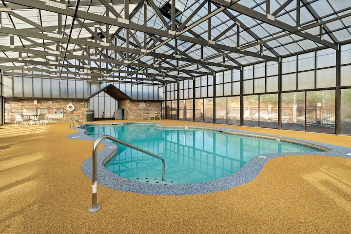 Indoor Heated Pool |4 Min From Dollywood! Hot Tub - Pigeon Forge, TN