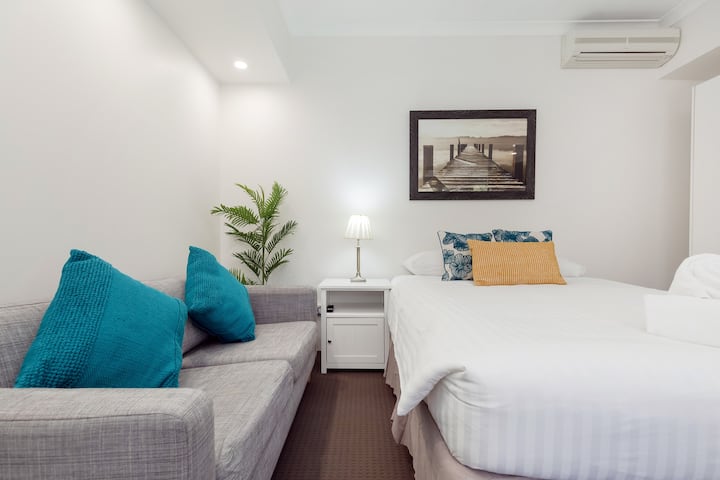 A1 - Stylish, Light-filled 2 Bed Apt. Free Wi-fi! - Mindarie
