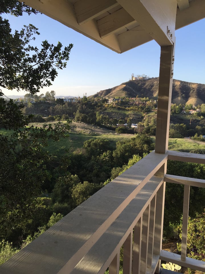 Calabasas Charming
2bd Hillside Views! - Calabasas, CA