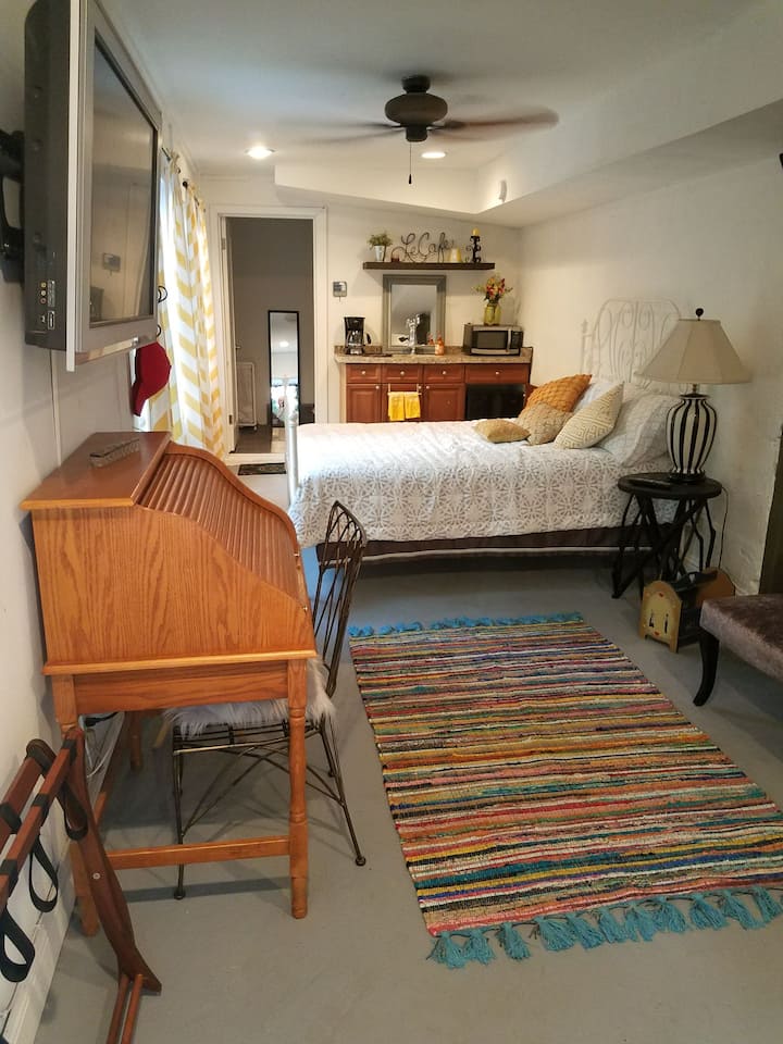 Cozy Room With Kitchenette, Private Entrance - Roseville, CA