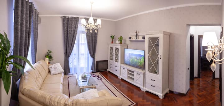 Apartment In The Center With A Terrace And Jacuzzi - Kyiv