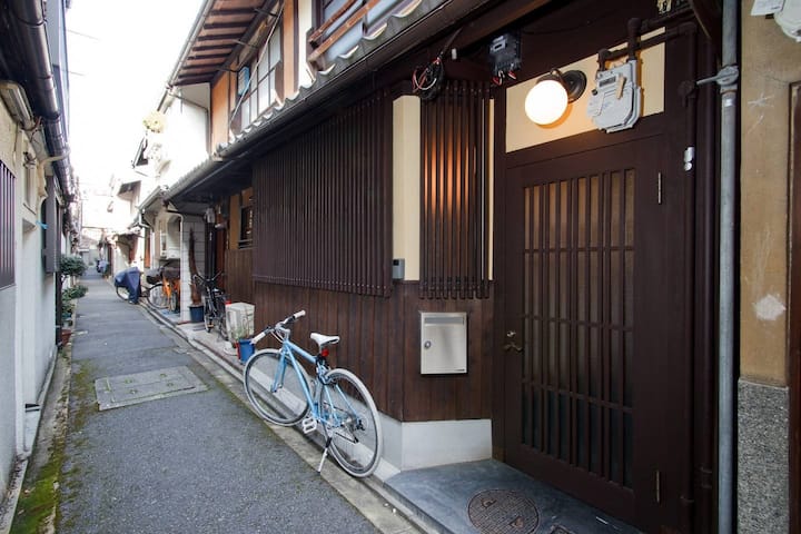 Step Back In Time In A Quiet Laneway - Kyoto