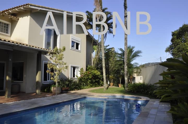 Beautiful House: 5 Suites, Pool, Jacuzzi, Barbecue - Guarujá
