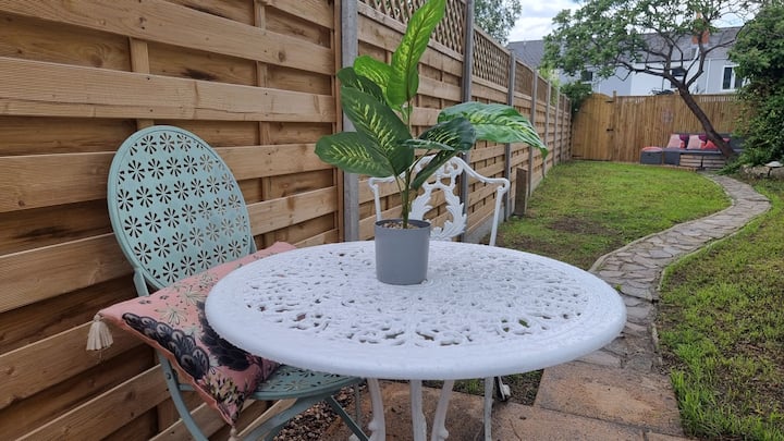 Cosy Dog Friendly 2 Bedroom House With Garden. - Cheltenham