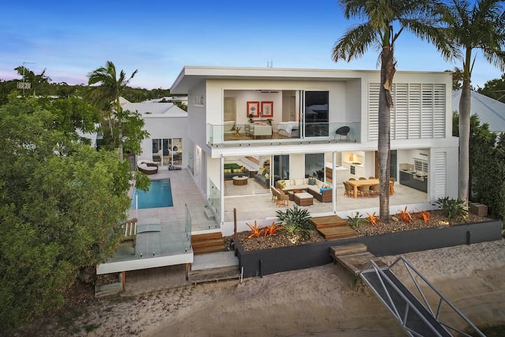Getaway2noosa Wyuna 7 Waterfront Home With Beach, Pontoon, Heated Pool. - Noosa Heads