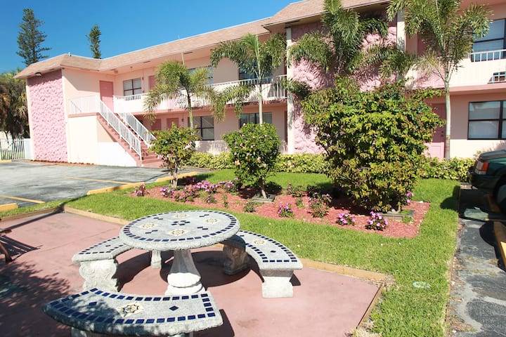 2 Miles From The Beach 2/1 Sleeps 5 #204 - Dania Beach, FL