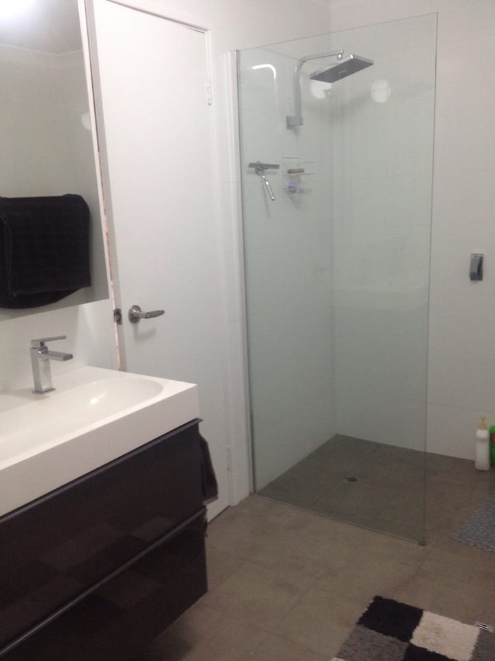 Spacious 2 Bd Villa 2km From Cbd - Perth