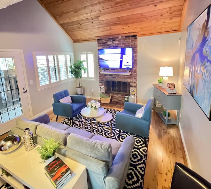 Charming Townhouse / Quiet Gated - Stockton, CA