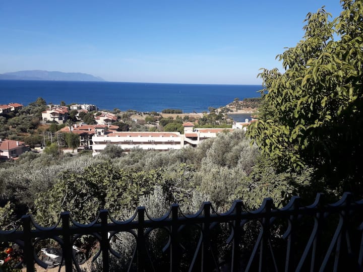 Kadinlar Deni̇zi̇ Ve Merkezi̇n Ortasinda Havuzlu 1+1 - Kuşadası