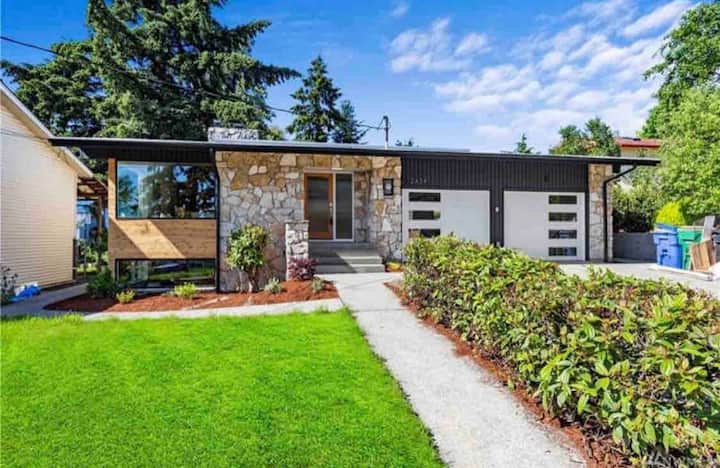 Huge, Modern 6 Bed, 4 Bath Home Near Dt & Stadiums - Seattle, WA