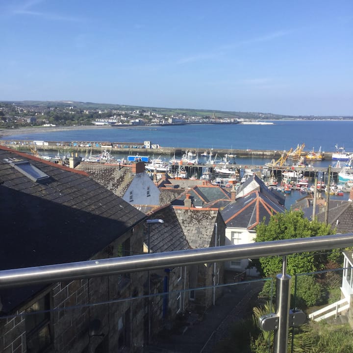 Fisherman’s Cottage, Sea Views, Balcony, Parking - Newlyn