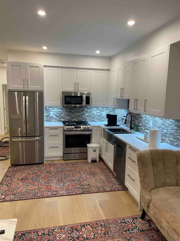Self-contained Private 2 Bedroom And 1 Bath Suite - West Vancouver