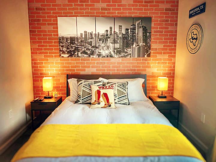 The Alexàndria| Modern Industrial Stay Near Iah - Houston, TX