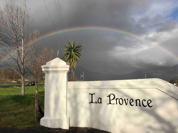 African Rondawel / La Provence Vineyard Cottages - Franschhoek