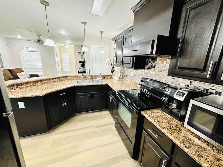 Sharyland Townhome - Mission, TX